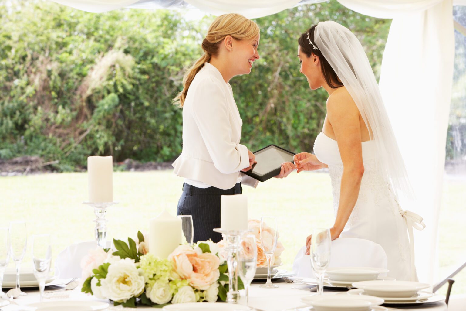 Wedding Vendor Tipping Guide: Who to Tip, How Much, and When - Reel ...