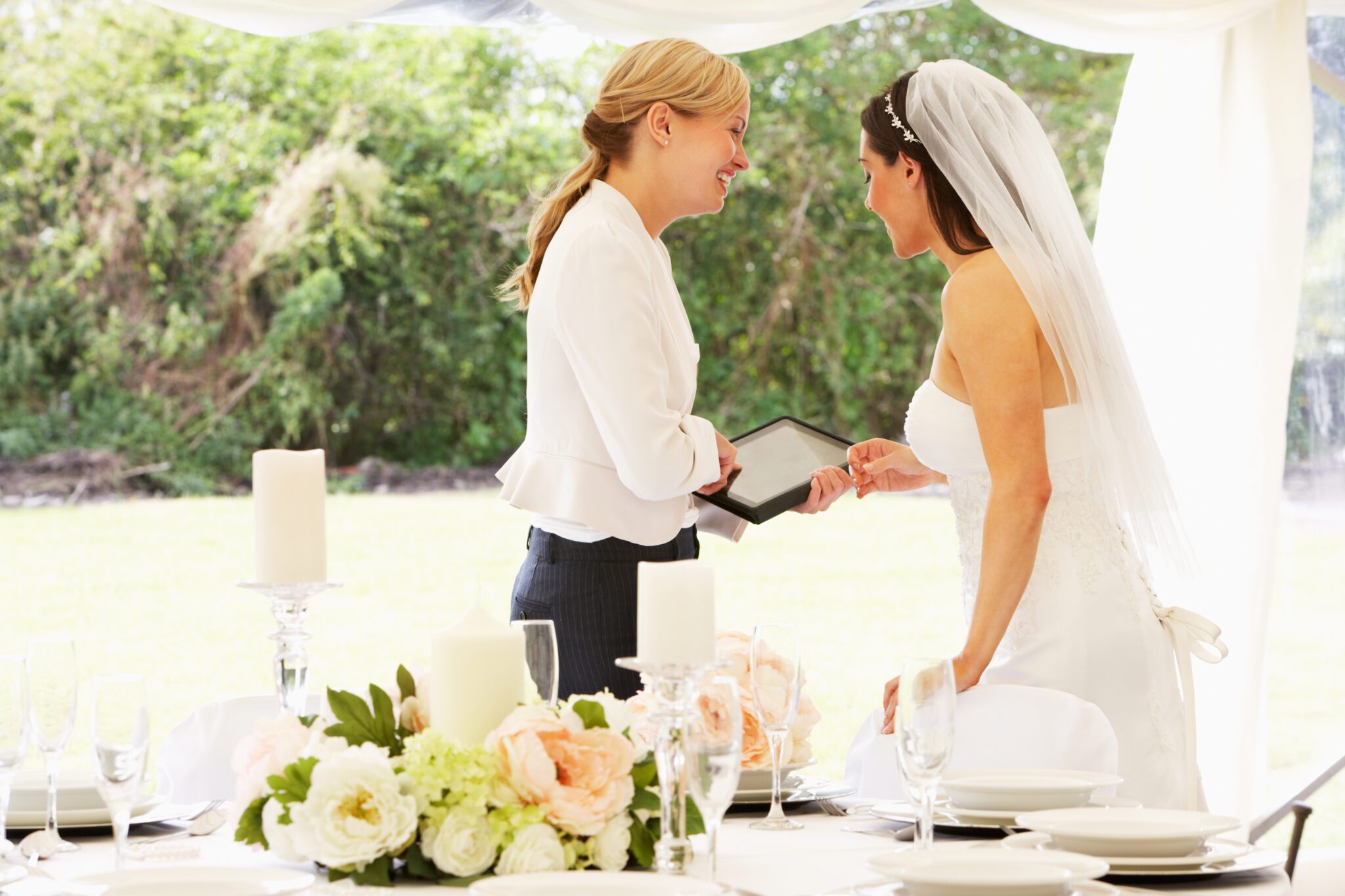 Wedding Vendor Tipping Guide: Who to Tip, How Much, and When - Reel ...